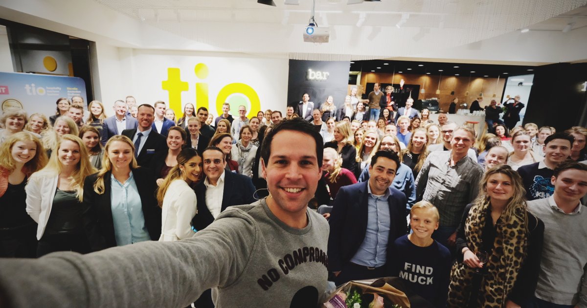 A magical master class by illusionist Victor Mids