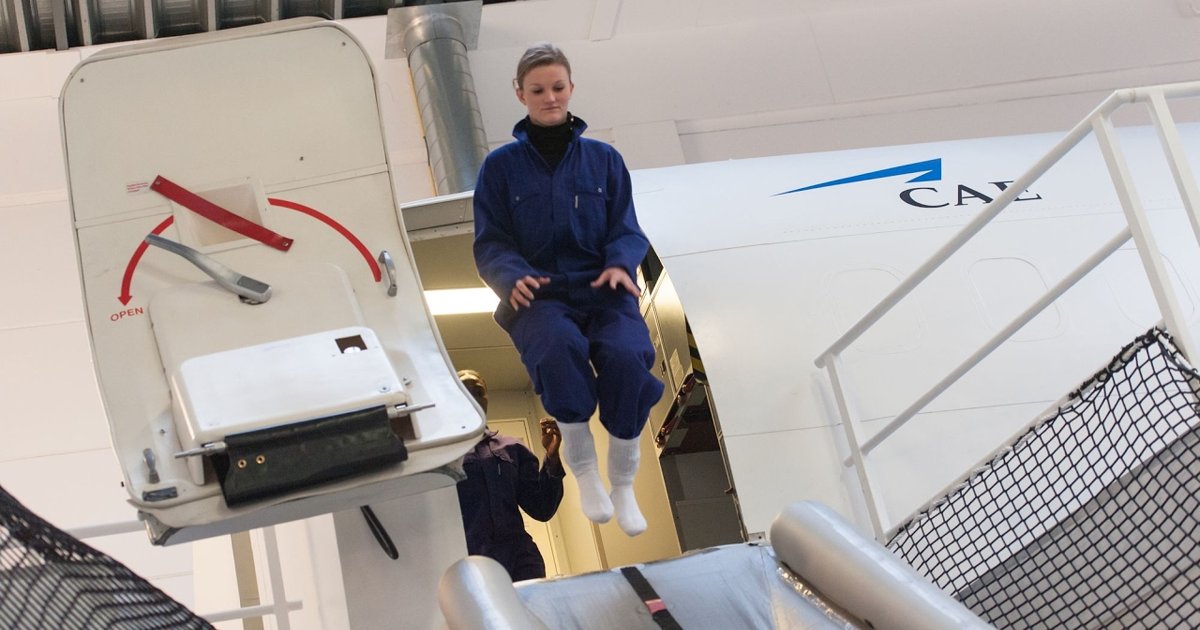 Video Tio-studenten volgen flight safety training